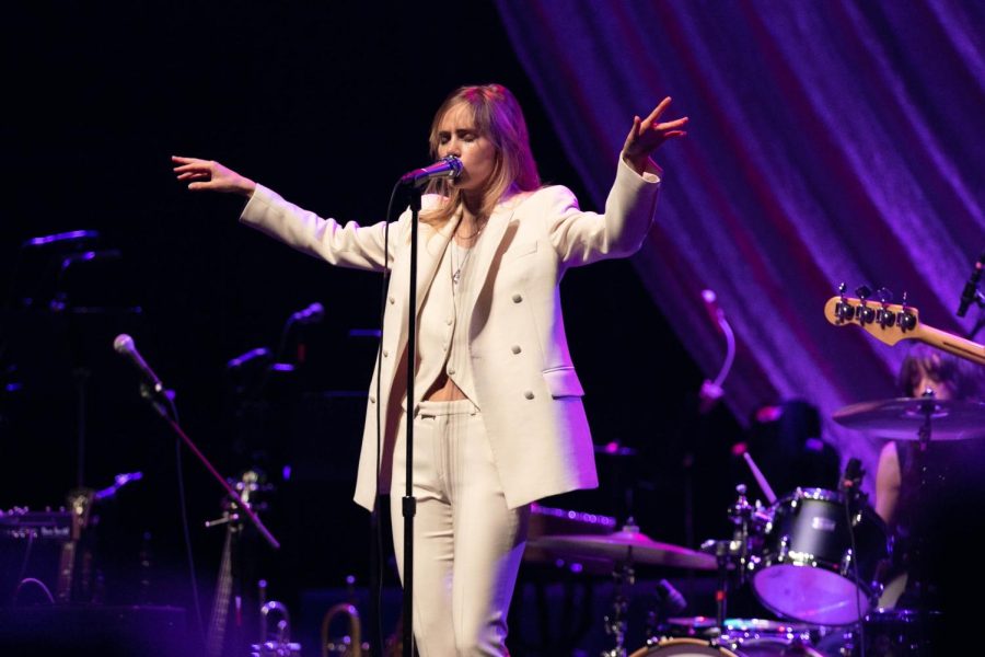 Suki Waterhouse makes the Chicago Theatre the ‘Coolest Place in the ...