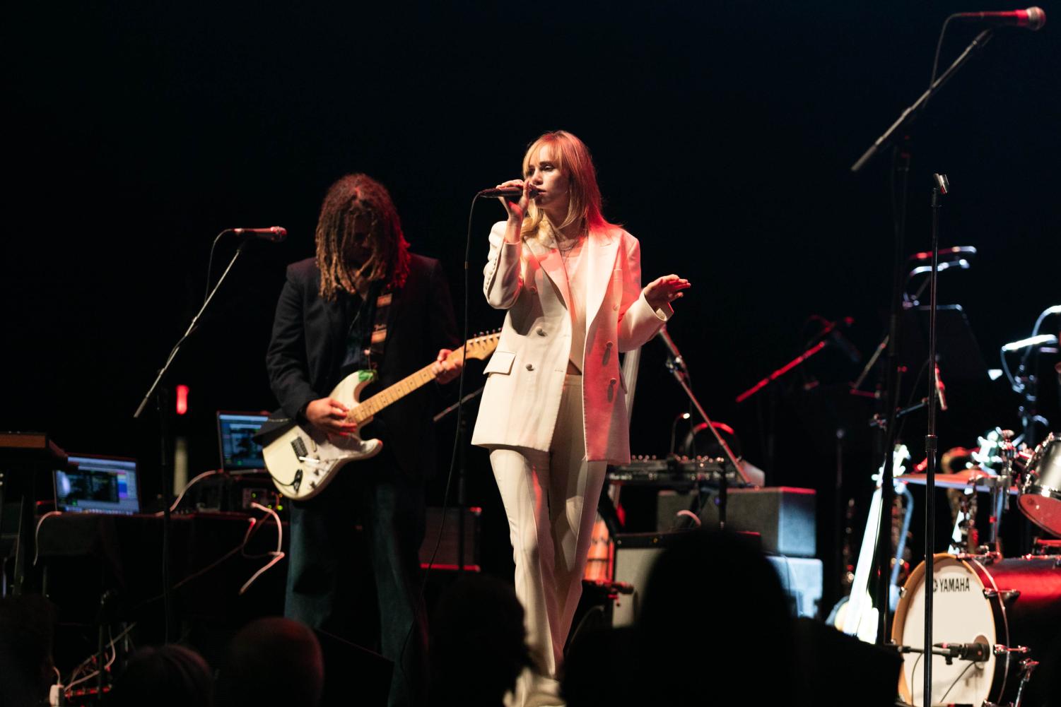 Suki Waterhouse makes the Chicago Theatre the ‘Coolest Place in the ...