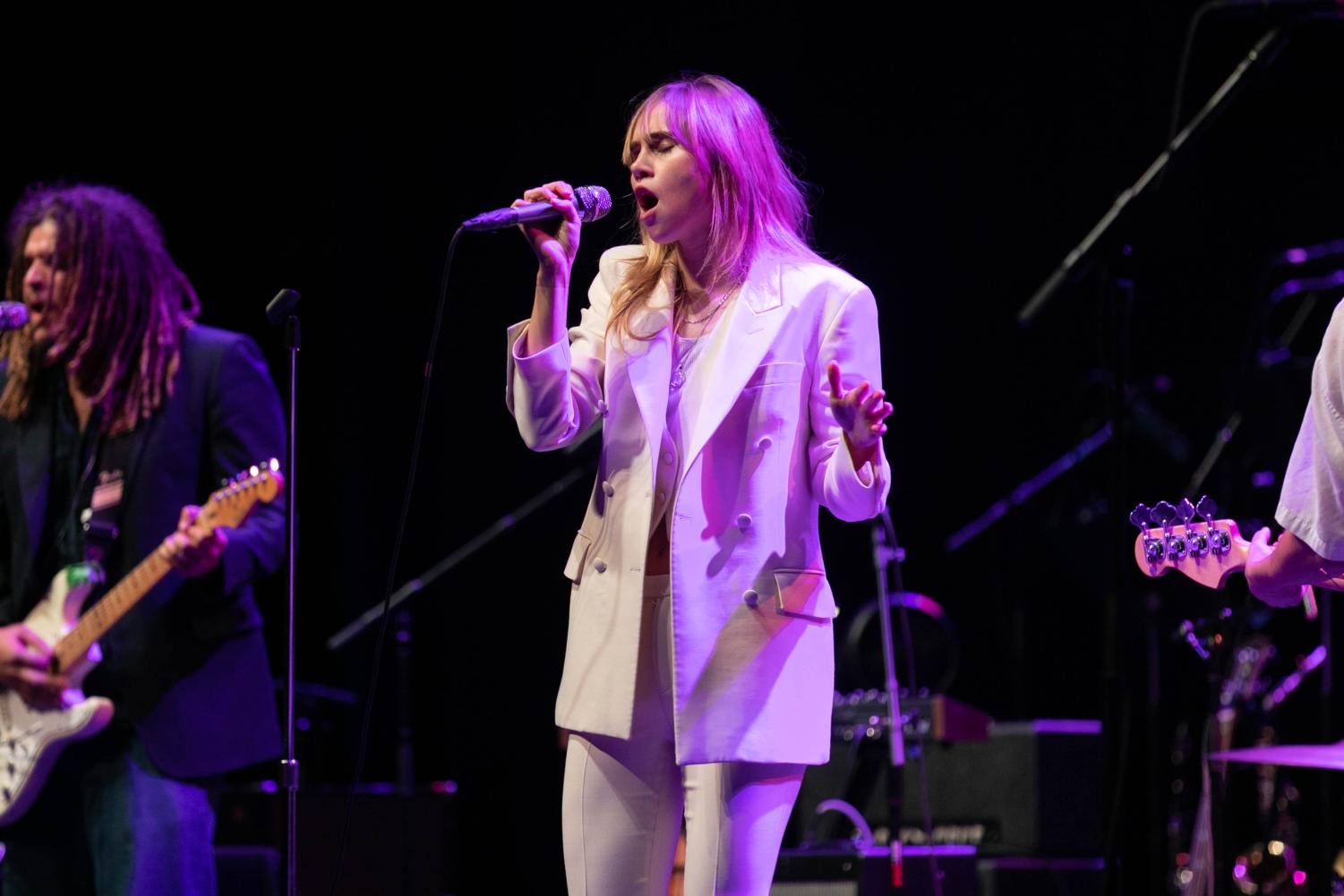 Suki Waterhouse makes the Chicago Theatre the ‘Coolest Place in the ...